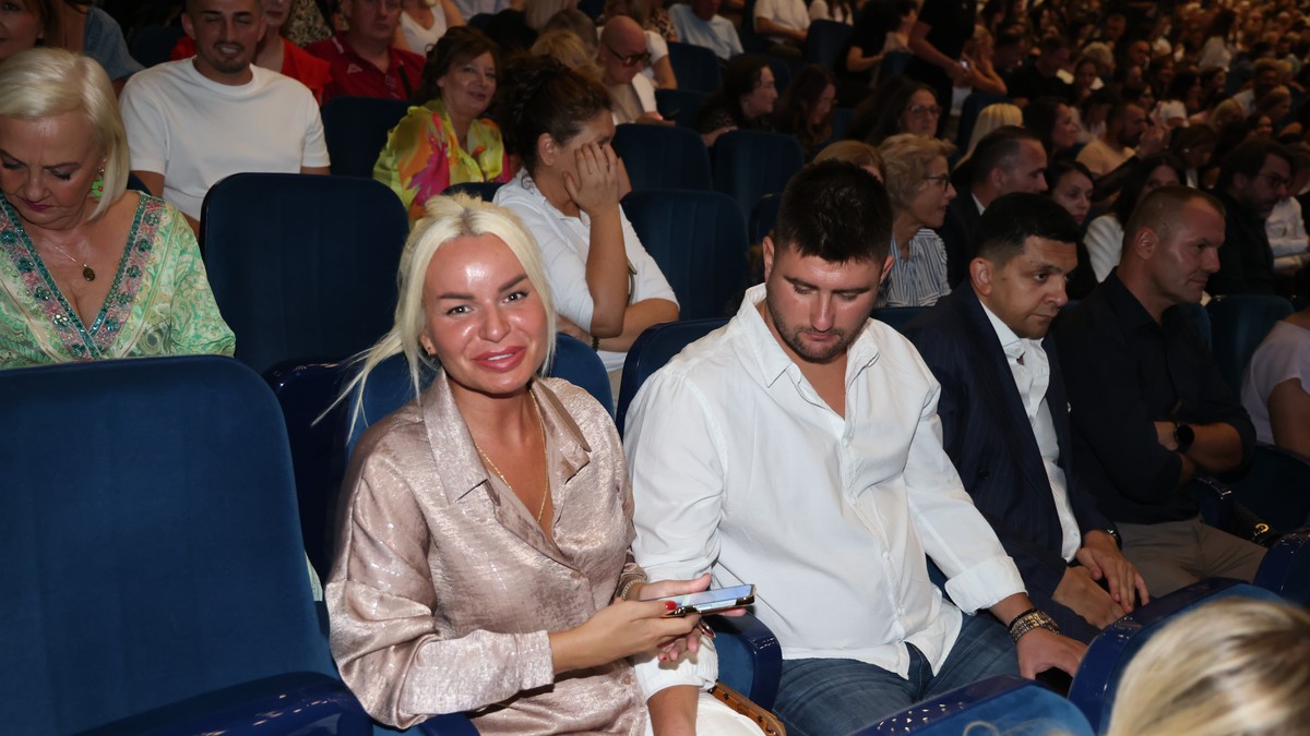 Prvo oglašavanje Džidžinog partnera, evo gde su i kako provode vreme - Blic