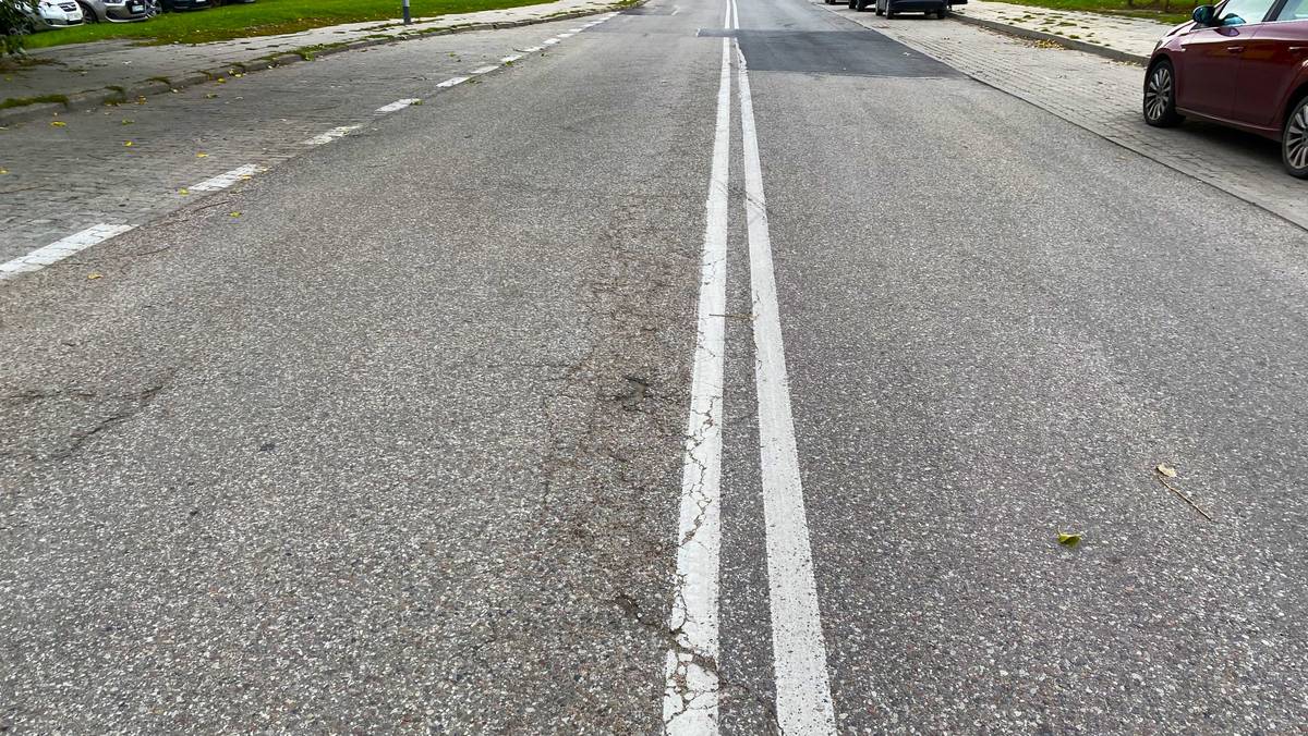 Czy wiesz, co oznaczają te linie na drodze? Każda o czymś informuje