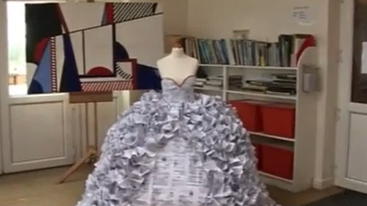 Devojka napravila venčanicu od 1.500 papira za razvod pa svima poručila ...