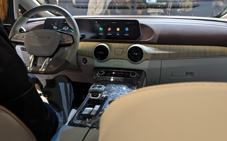 Chiński Forthing U-Tour szokuje ceną. Naprawdę tylko tyle kosztuje ...