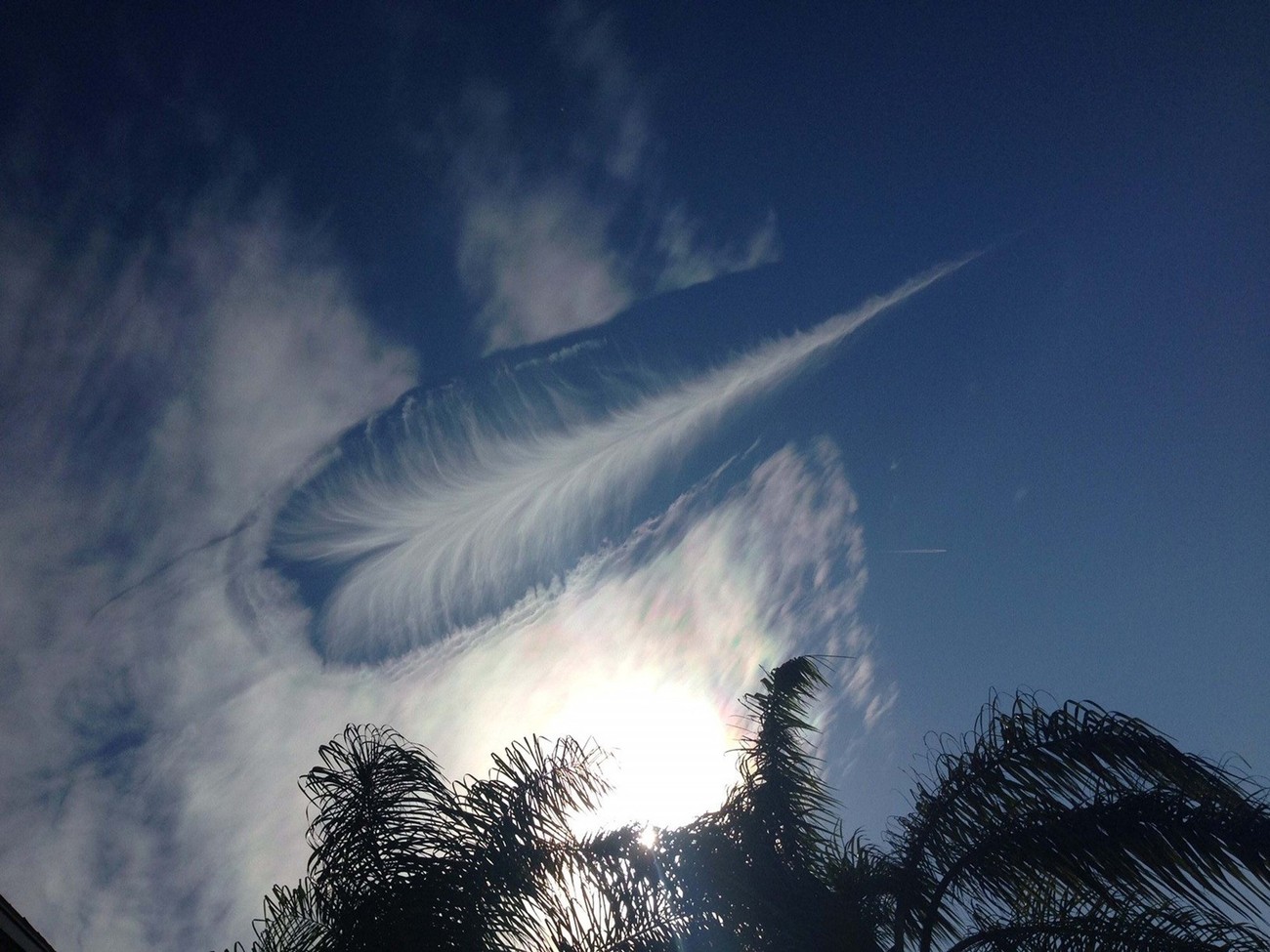 Neobičan prizor na nebu: Oblak kao savršeno perce - Blic