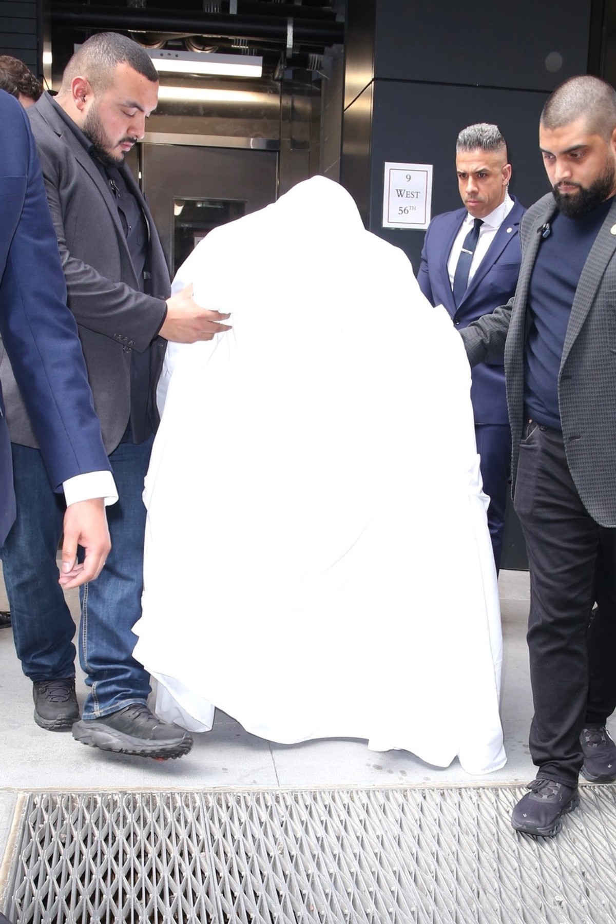 Met Gala 2024. pamtiće izdanje Bed Banija koji se krio ispod čaršava pa ...