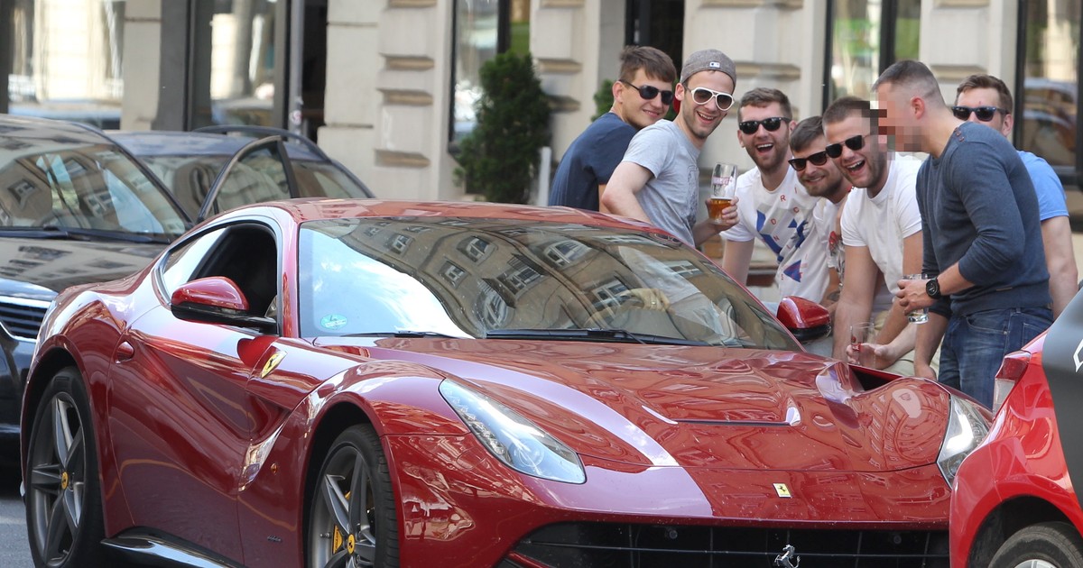 Lewandowski szpanuje swoim ferrari!