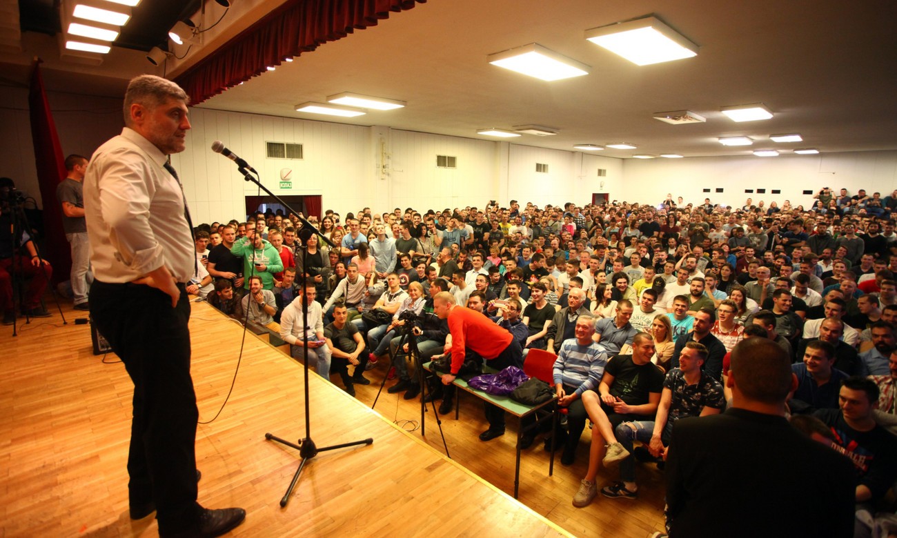 KO POMAŽE BIZARNOM PROPOVEDAČU? Doktor "Pod mač, bato" ima LUKAV PLAN ...