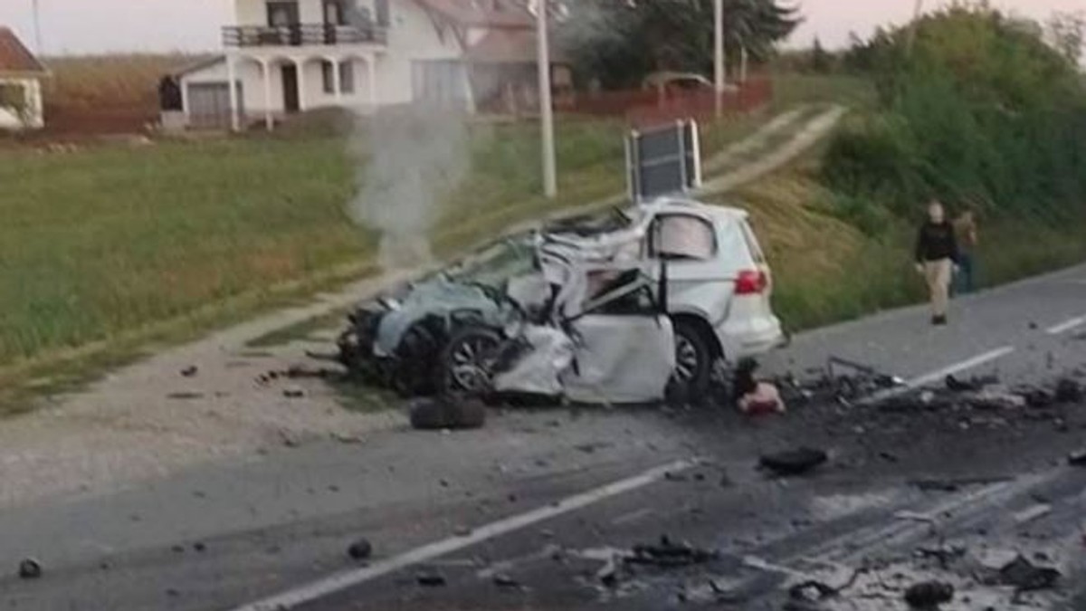 Prve slike sa mesta stravične nesreće kod Vladimiraca: Auto potpuno smrskan - Blic