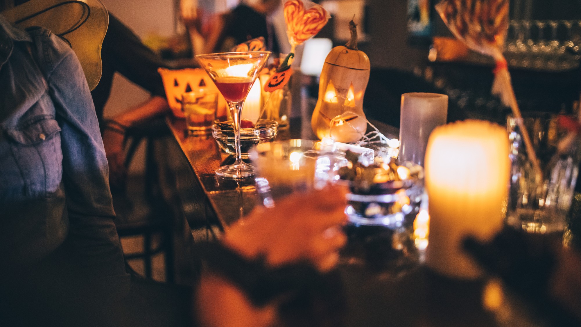 Halloweenska oslava v Česku sa náhle zvrtla: Niekoľko ľudí bojuje o ...