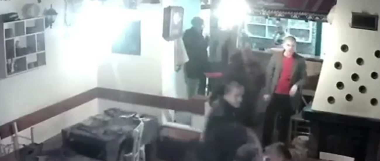 OPŠTI HAOS, LETE FLAŠE I ČAŠE! Jeziv snimak kafanske tuče, desetoro ...