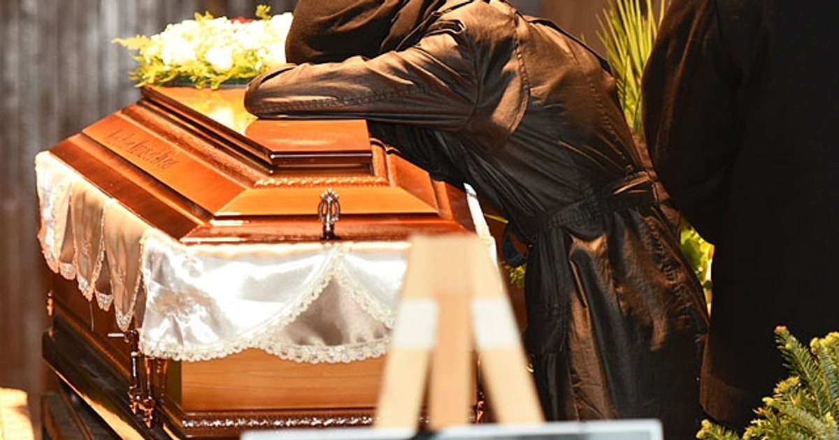 Képek a tragikusan fiatalon elhunyt Wels Péter Mátyás temetéséről ...