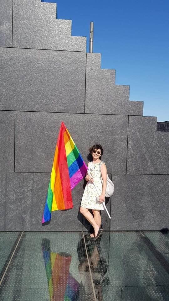 Renata Kim z tęczową flagą pod pomnikiem Smoleńskim. Komentarz Renaty ...