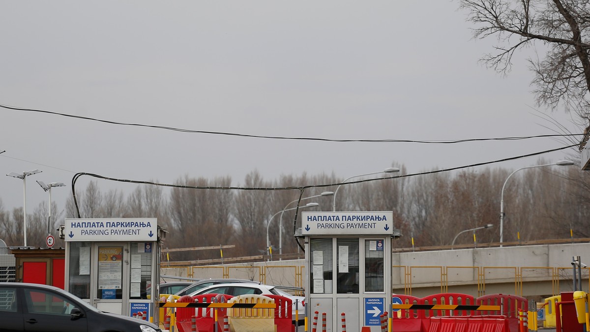 RAZLUPANO STAKLO Fotografije sa parkinga na kome je Beleslin sinoć ...