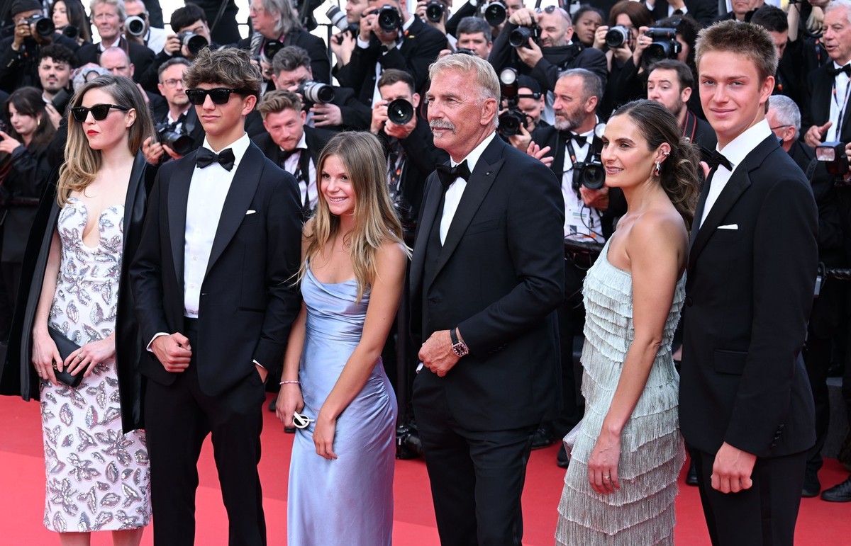 Kanski festival 2024: Kevin Kostner sa svoje petoro dece na premijeri ...