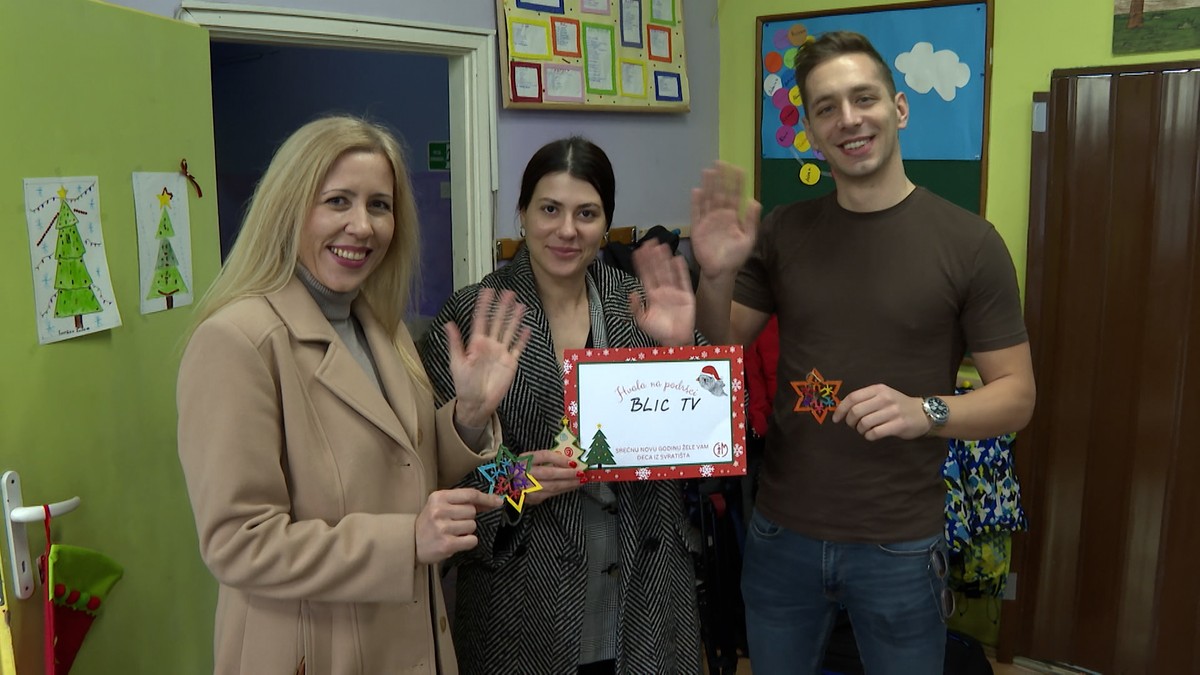Novinari informativne redakcije podeli novogodišnje paketiće deci bez ...