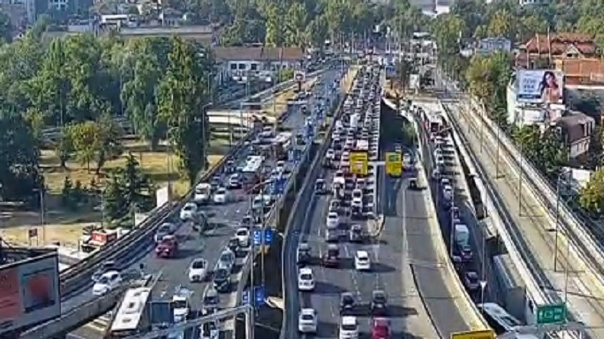 Velike gužve u Beogradu: Vozila mile ulicama, ovi delovi su najkritičniji, koloni nema kraja - Blic