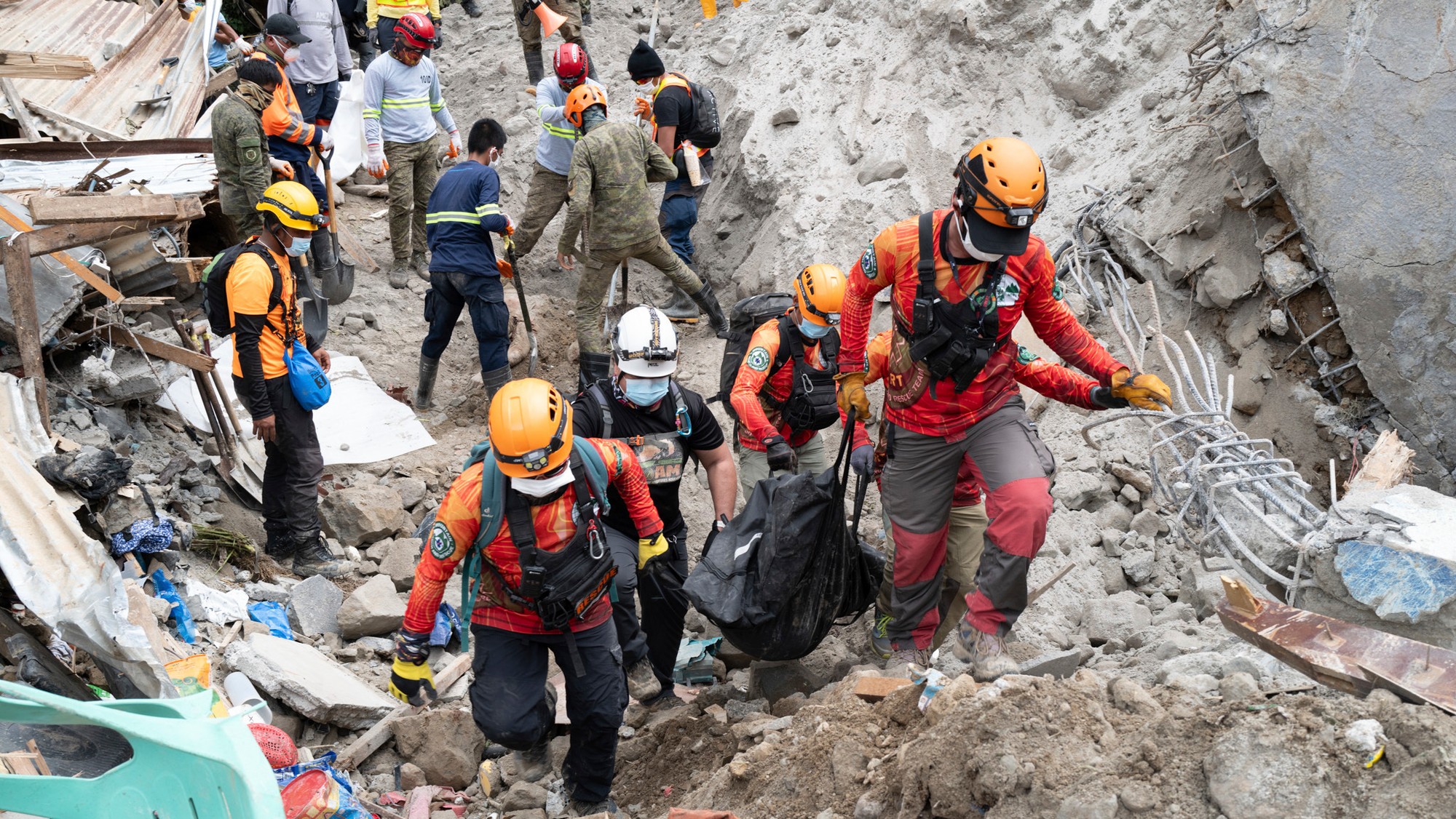 Katastrofálne záplavy a zosuvy pôdy ničia krajinu: Monzúny si vyžiadali ...
