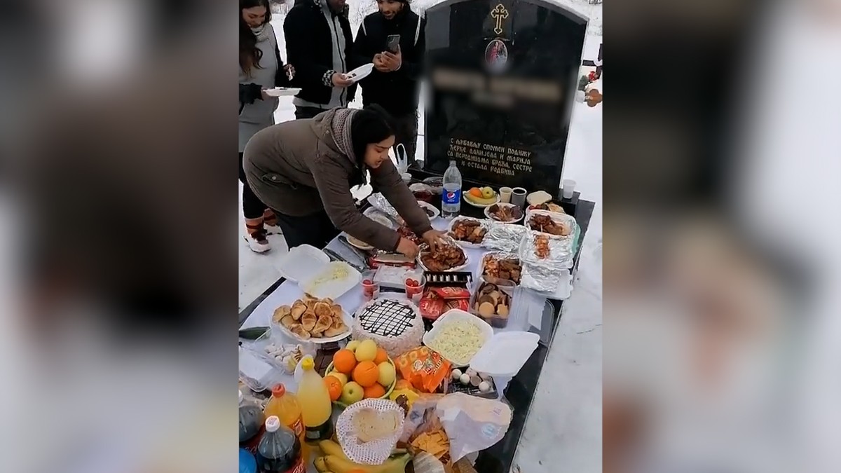 Ljudi se krste zbog slike sa groblja iz Srbije i šta su sve izneli na grob - Blic