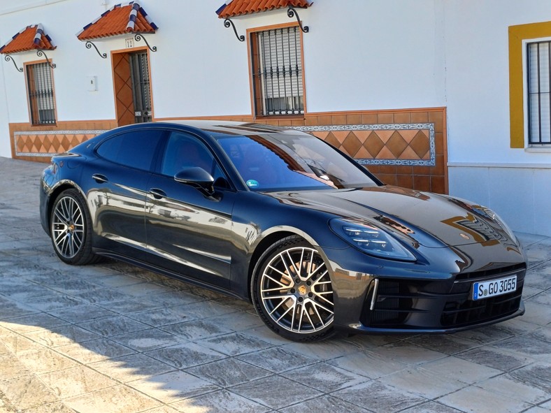 Nowe Porsche Panamera kpi sobie z praw fizyki. Już nim jeździłem w ...