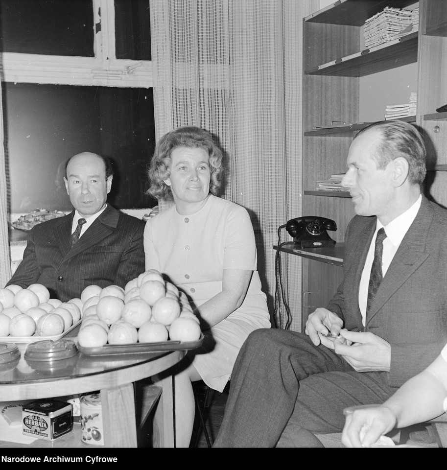 Studniówka w PRL-u. Białe bluzki, krótkie krawaty i bal na sali ...