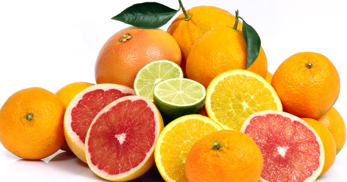 Cytrusy obieramy ze skórki przed jedzeniem. Czy powinniśmy zatem je myć?