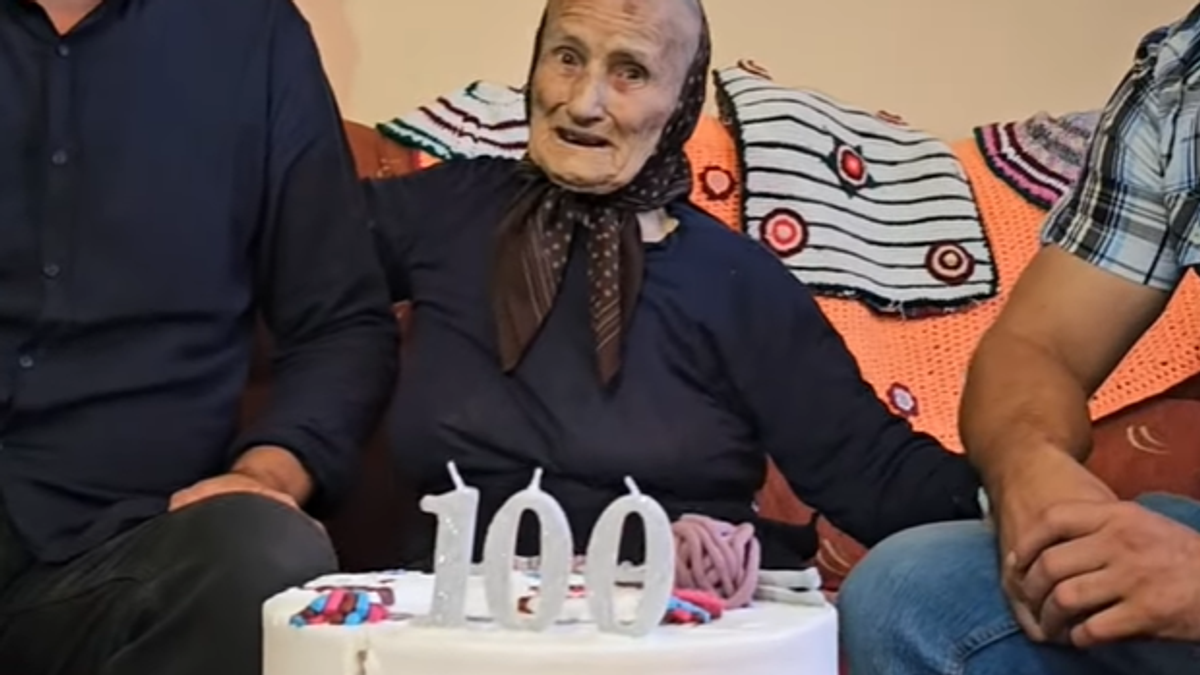Baka Radmila proslavila 100. rođendan! I dalje plete i čita bez naočara ...