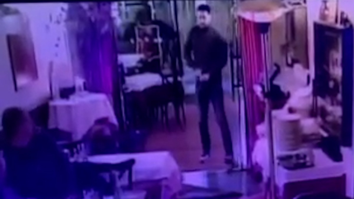 Ovo je pucač iz skadarlije: Procurio zastrašujući snimak trenutka pucnjave: Mahao pištoljem u ...