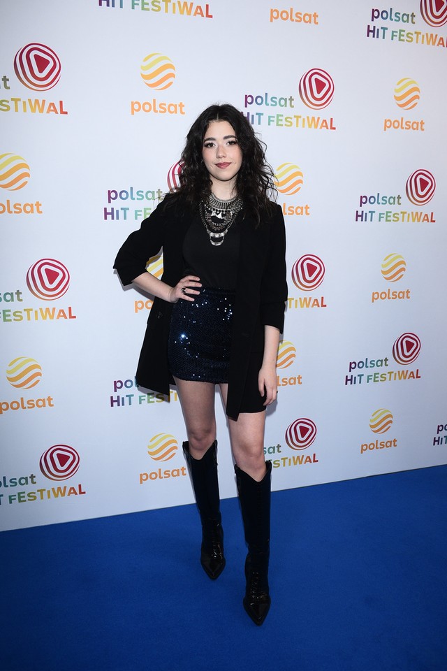 Doda w odważnej mini, Roxie Węgiel z wycięciami i roznegliżowana Blanka ...