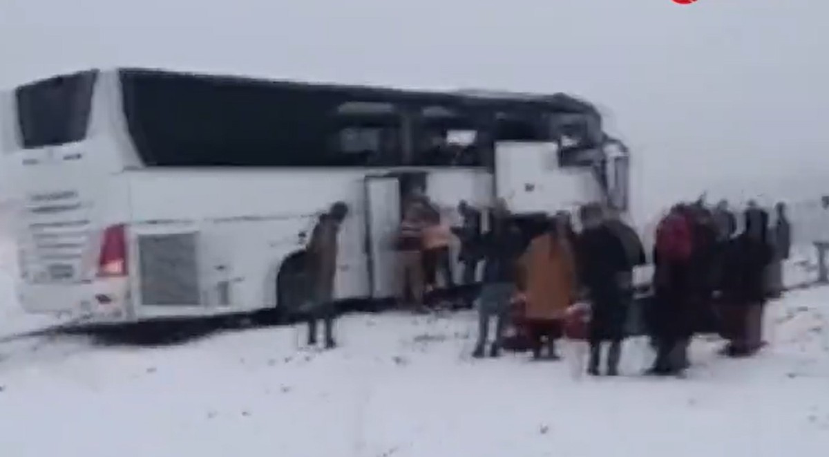 Prvi snimci jezive nesreće u Turskoj: Ima mrtvih u lančanom sudaru dva autobusa i kamiona (foto ...