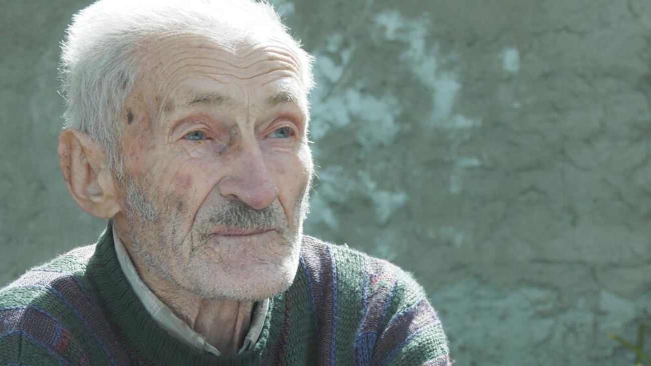 DEDA MILOJKO JE MEDICINSKI FENOMEN Srce mu sa leve prešlo na desnu ...