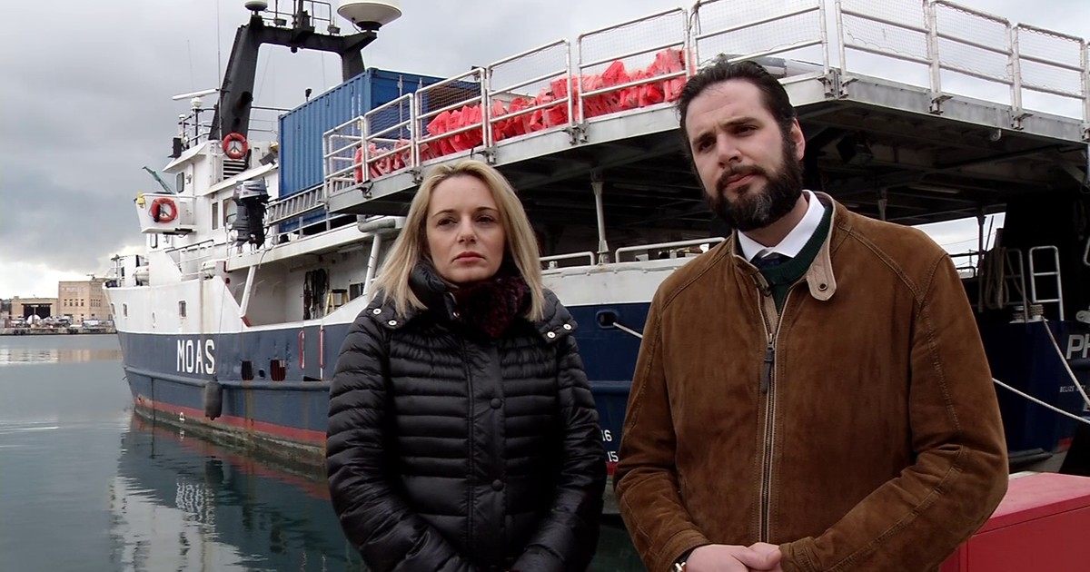 Para bogaczy ratuje nielegalnych imigrantów - Wiadomości