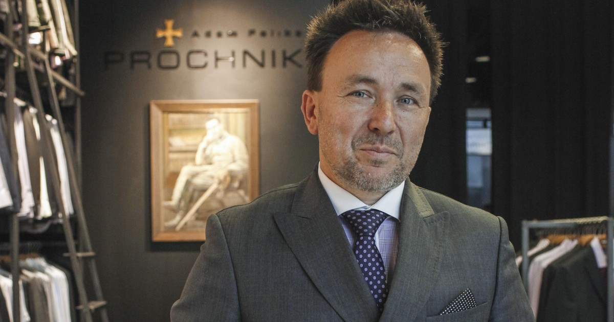 Nowe szaty Rafała Bauera: Garnitur patrioty | Newsweek