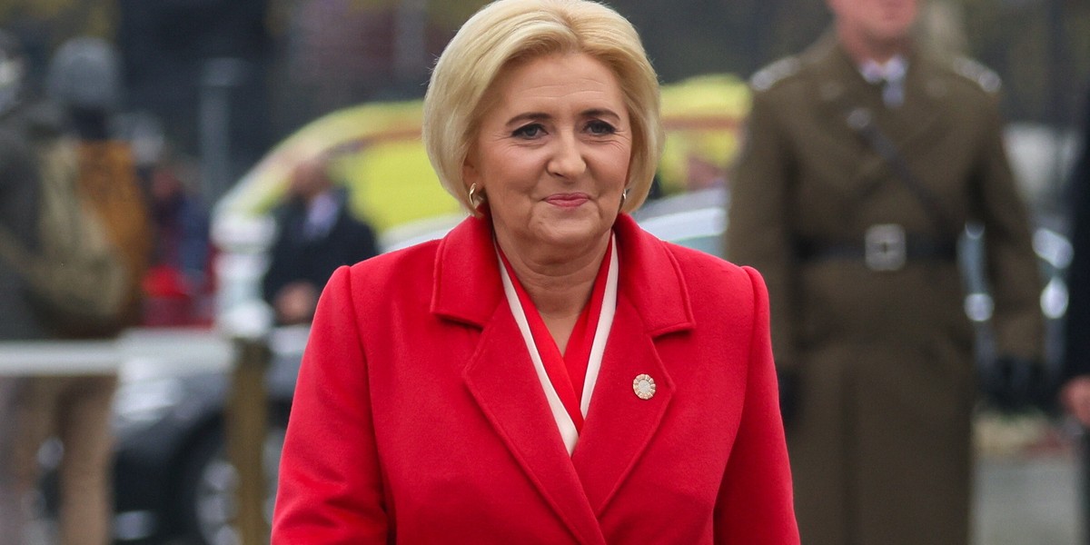 Agata Duda w czerwieni na obchodach Święta Niepodległości. Postawiła na dodatki - Plejada.pl