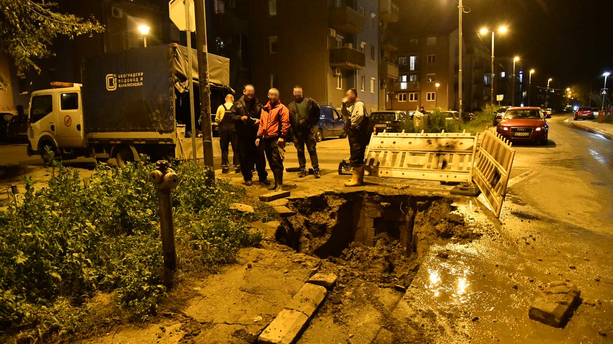 Prve slike sa mesta pucanja gasovodne cevi na Zvezdari: U vazduhu se oseća miris gasa - Blic