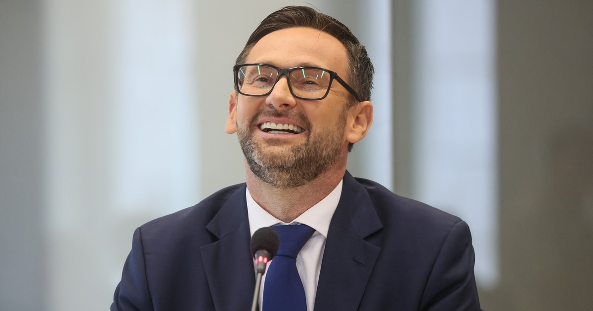 Daniel Obajtek przed komisją zaliczył wpadkę. "Chin Song King" - Wiadomości