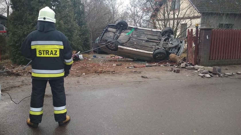 Dachowanie mazdy w Konstantynowie Łódzkim. Kierowca pijany Dachowanie mazdy w Konstantynowie Łódzkim. Kierowca pijany