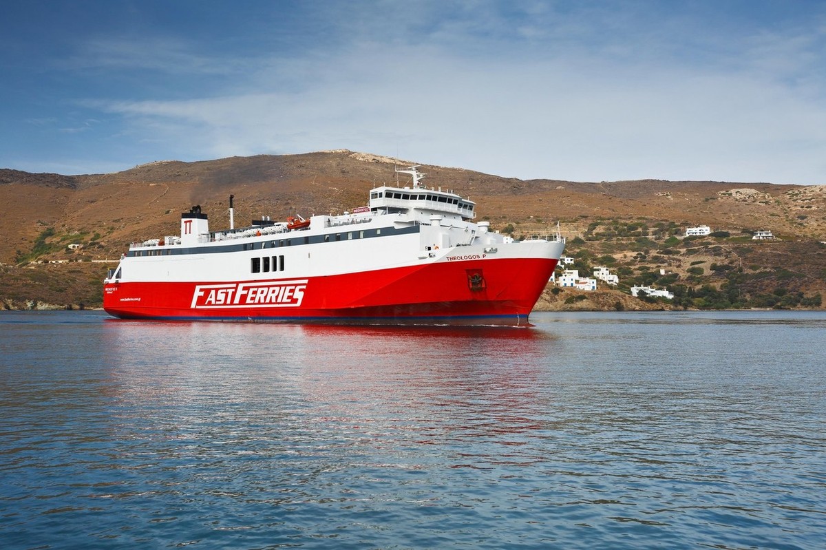 Drama u Grčkoj: 734 putnika zarobljeno više od 12 sati na moru zbog ...