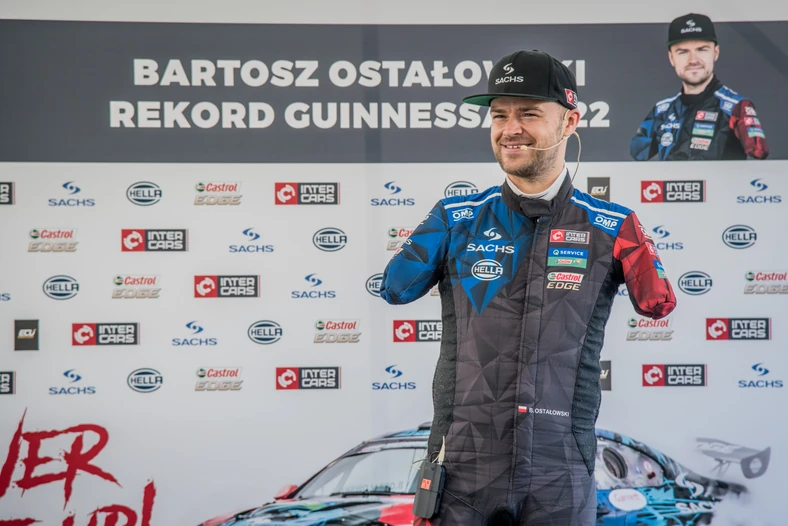 Bartosz Ostałowski pobił Rekord Guinnessa, kierując stopami. Ponad 230 km/h w poślizgu! [WIDEO]