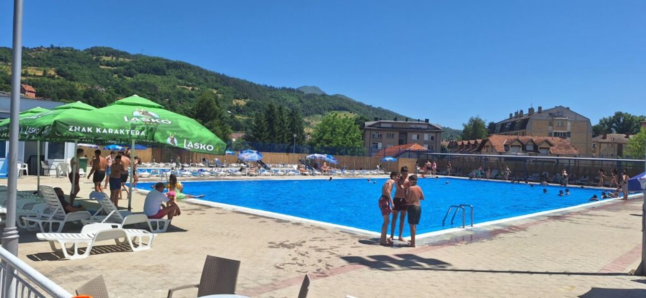 More im ne treba! Ulaz na gradski bazen 300 dinara: Roštilj, palačinke, sve je kao na plaži (FOTO)