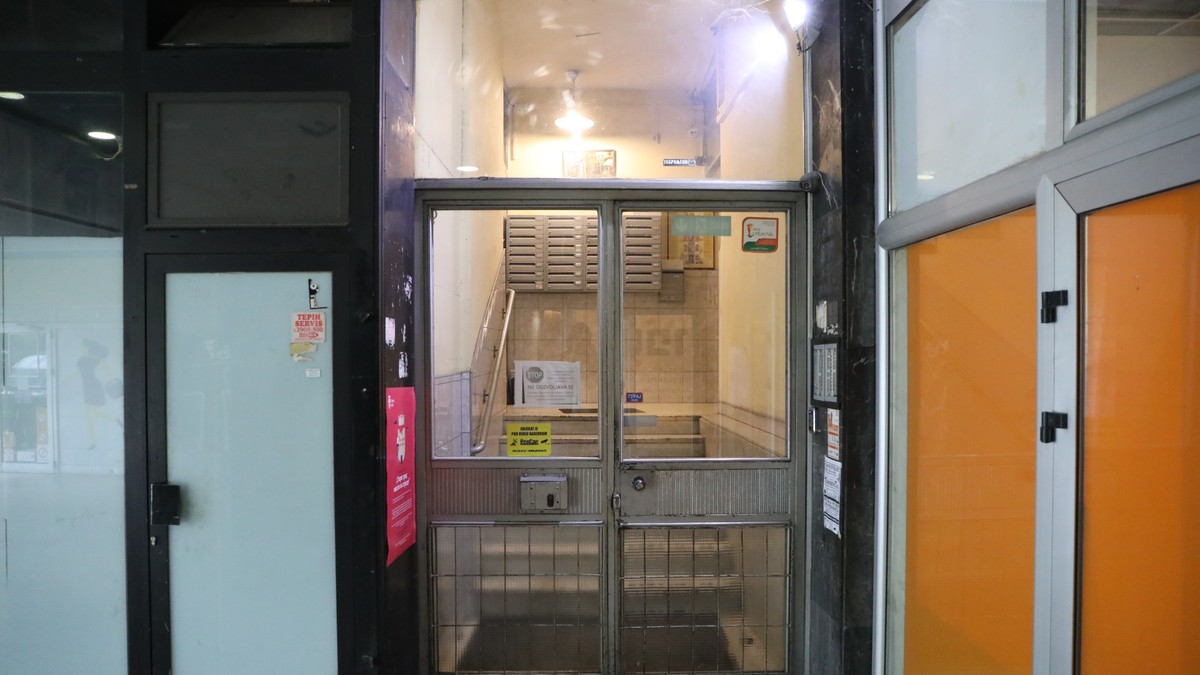 Pucnjava u školi: Policija čuva zgradu u kojoj živi dečak koji je ubio osmoro vršnjaka i čuvara ...