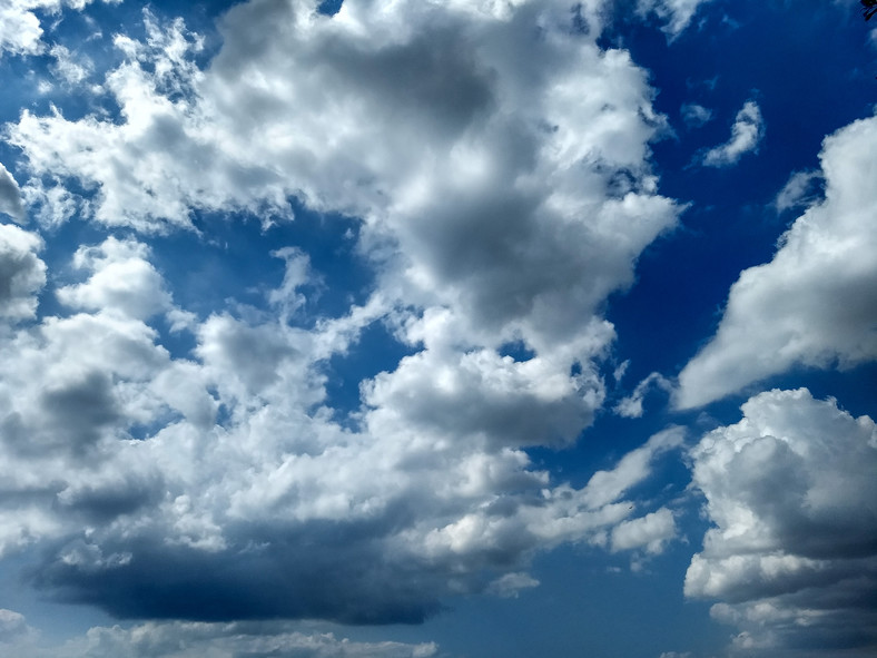 Rodzaje chmur. Jak powstają i co oznaczają? Opis, wygląd, przykłady - Dziecko