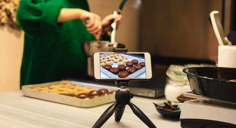 How to use the 'hands-free' recording feature on Instagram to film a ...