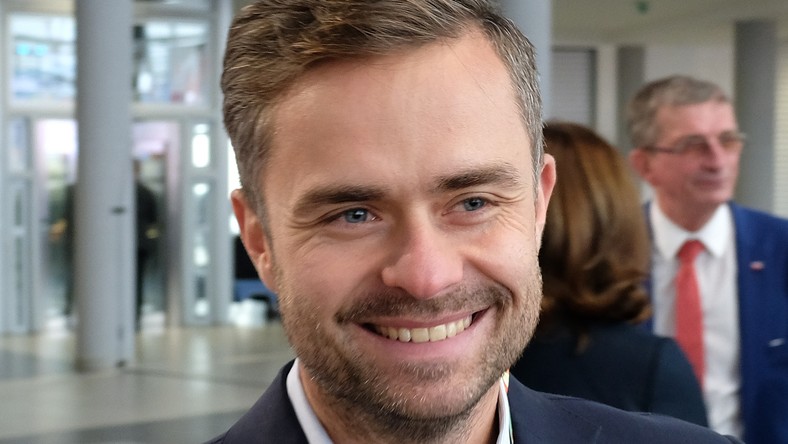 Adam Hofman przyszedł do studia RMF w masce. "Czuję się głupio. I się ...