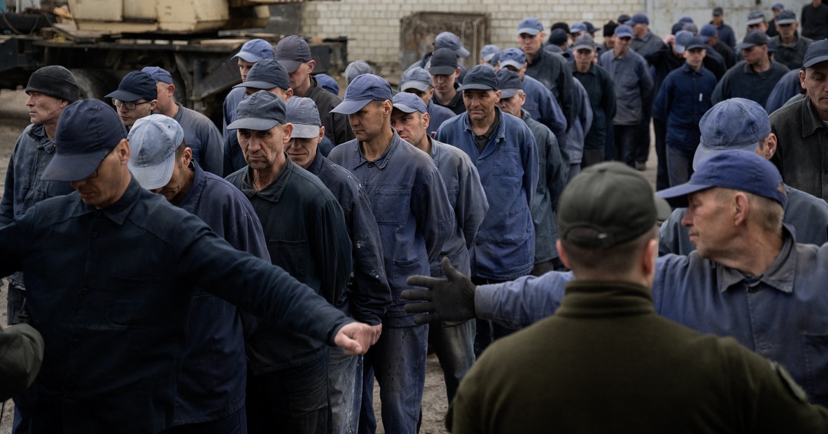 Rosjanie wracają z frontu i mordują na masową skalę. "Niewidzialna przemoc" - Wiadomości