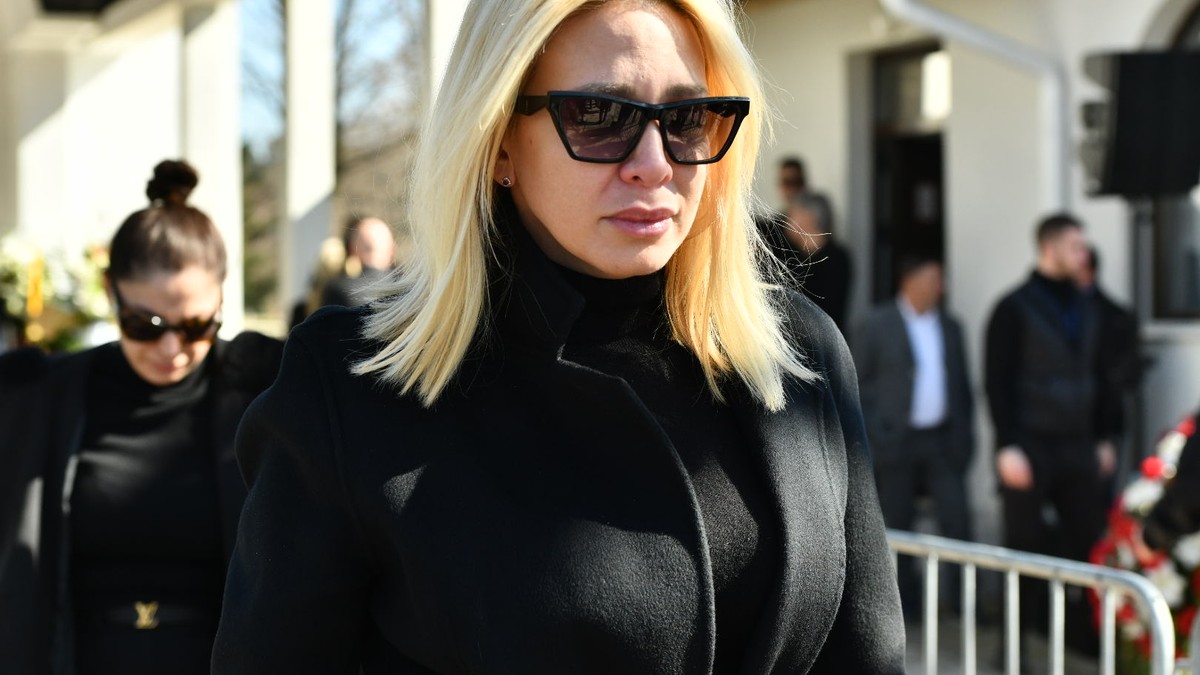 Milica Todorović na sahrani Saše Popovića grca u suzama - Blic