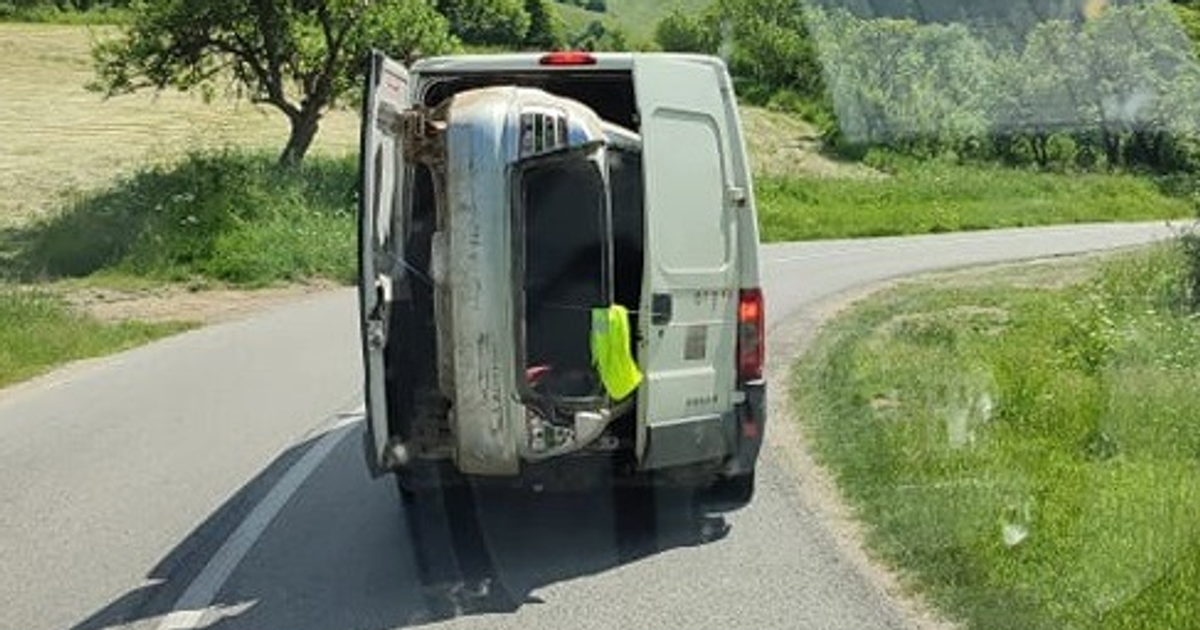 Furgonem przewoził auto ustawione bokiem. To trzeba zobaczyć