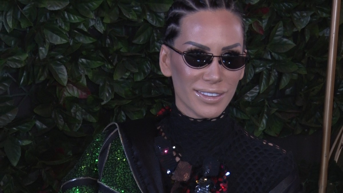 SEVNULA GOLA GUZA Naša seksi pevačica se savila, usledilo je pitanje DA ...