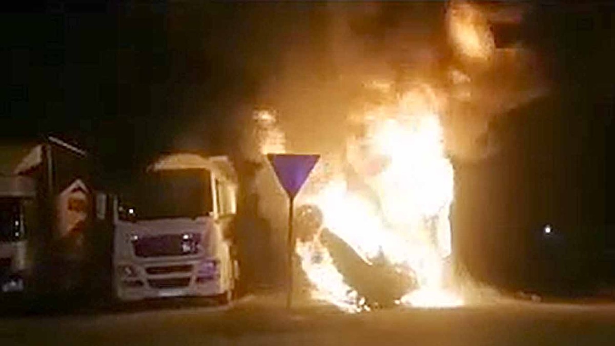 Prvi snimci stravične nesreće u Novom Sadu, automobil punom brzinom udario u kamion - Blic