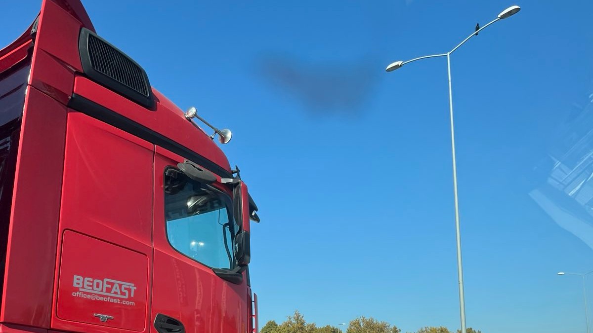 Udes kod Pupinovog mosta: Sudarili se putnički automobil i kamion (Foto) - Blic