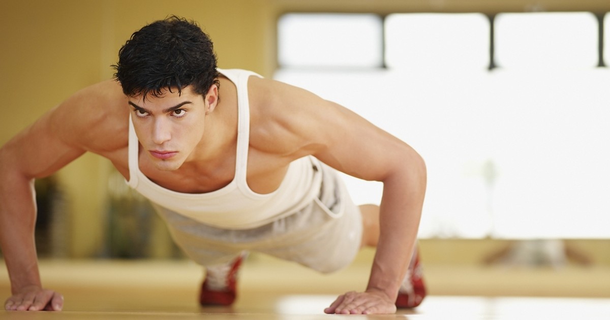 Jak prawidłowo wykonywać pompki, różne sposoby - Facet