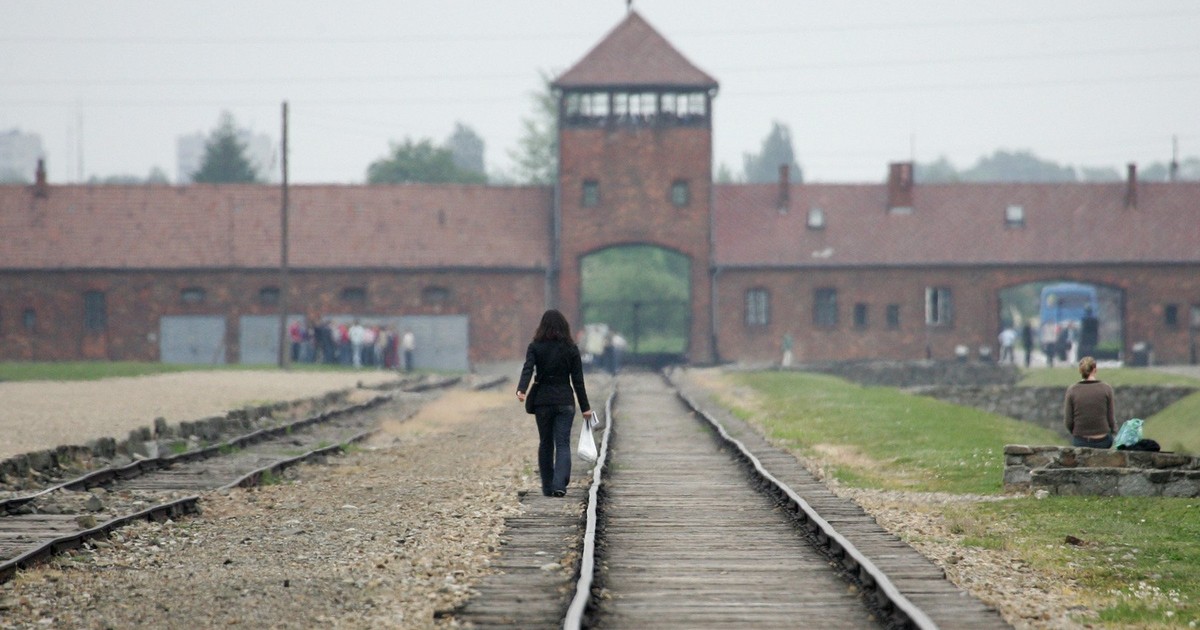 Auschwitz urged people to stop posting photos of themselves posing on ...
