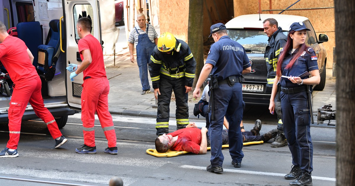 UŽAS U RESAVSKOJ Radnik pao u OKNO LIFTA, vatrogasci ga izvlačili (FOTO ...