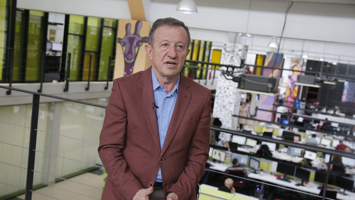 Ovu besnu mašinu vozi Žika Šarenica: Častio se i luks stanom od 150.000 ...